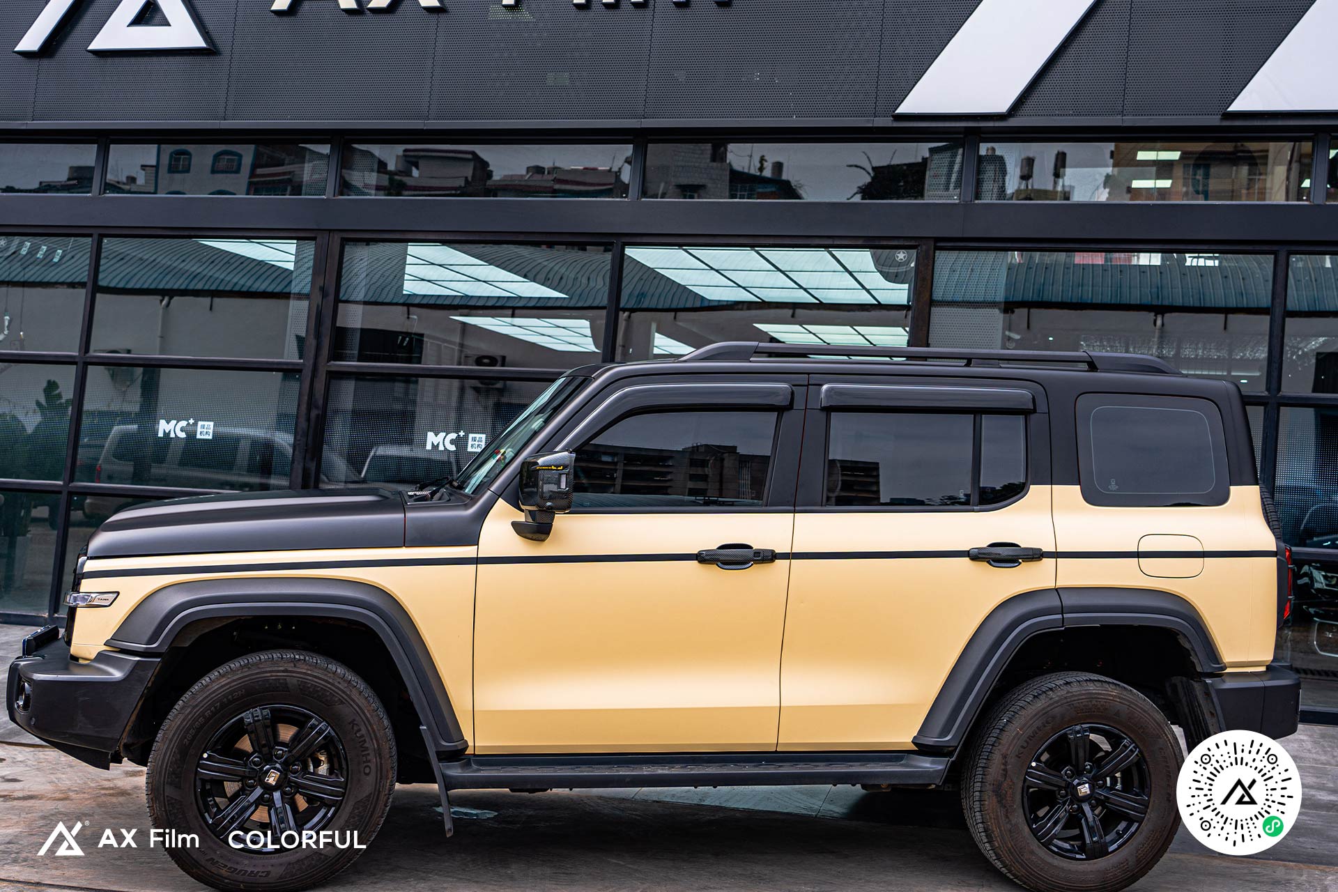 WEY坦克300 - 绸缎沙漠黄+绸缎黑